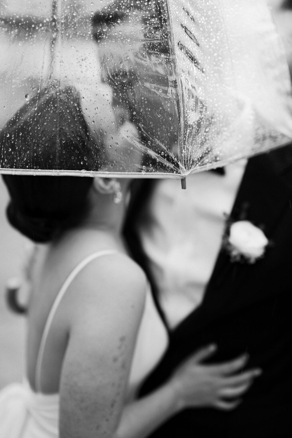 A Photographer’s Guide to Stunning Rainy Wedding...
